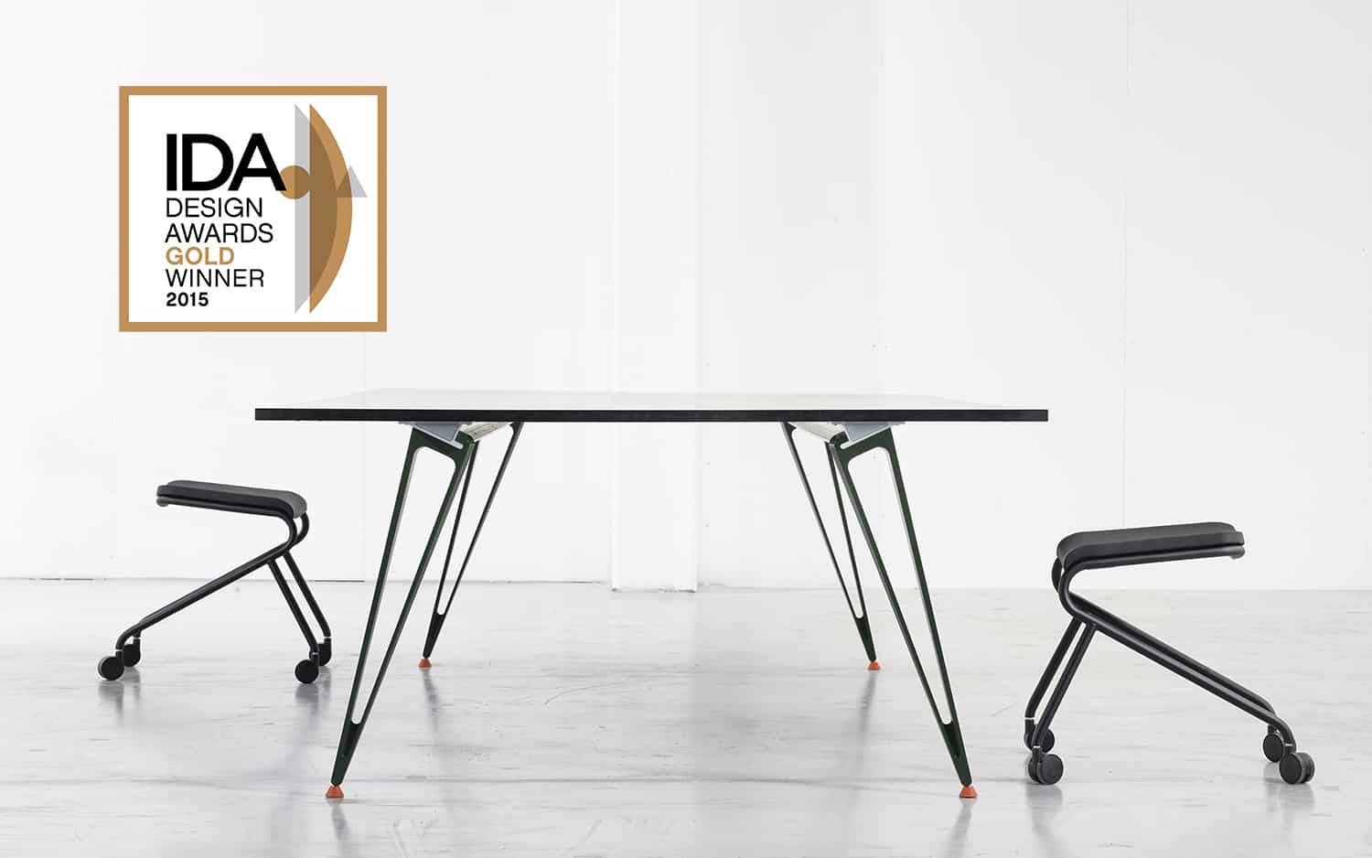 Lammhults bordssserie Attach pristagare i Design S - Scandinaviandesign.com