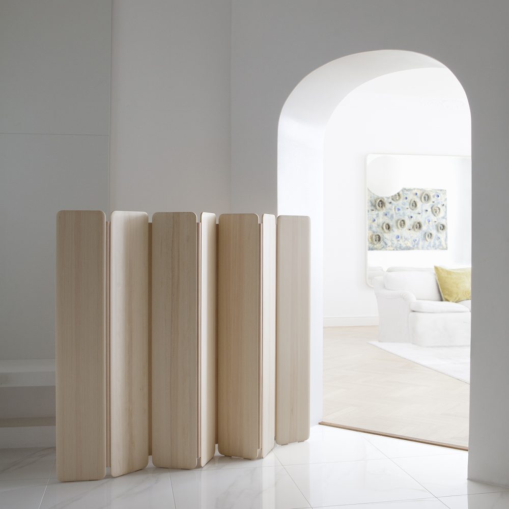 The simple and carefully detailed Separat space divider by Cecilie Manz ...