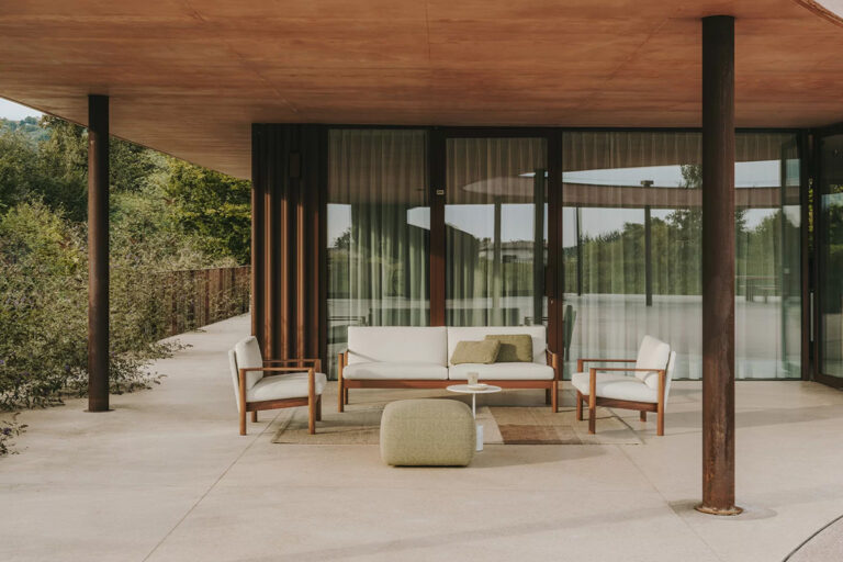 Totemic silhouettes in compact forms, the new Massif bar and counter ...