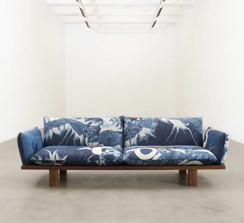 Table Sia has a simple & understandable expression with refined details ...